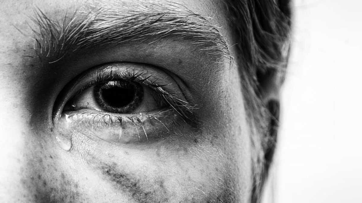 Eye Floaters Explained: Causes, When to Worry, and Treatment Options